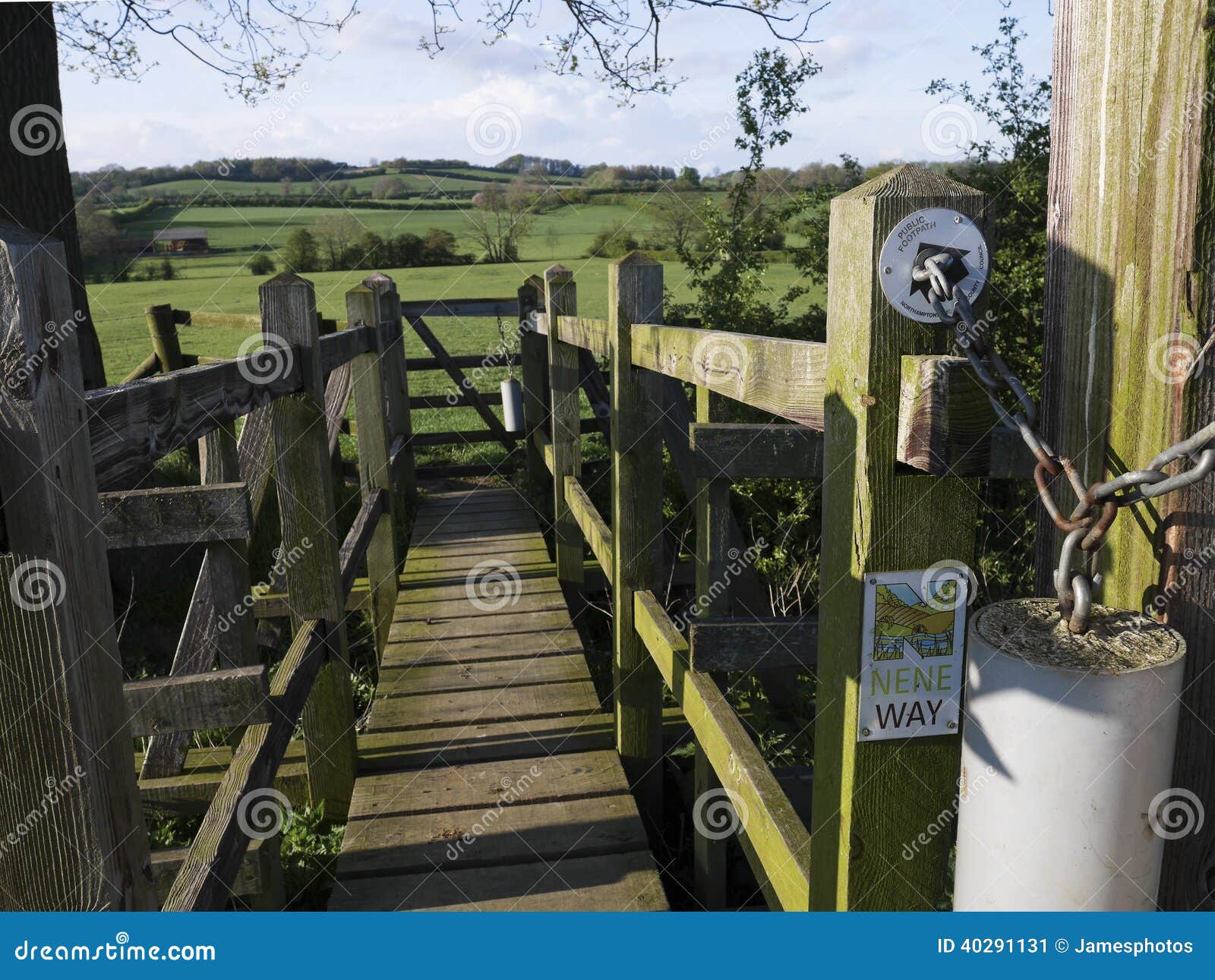 Houten Brug Op Open Nene Way Footpath Gate Stock Afbeelding - Image of ...