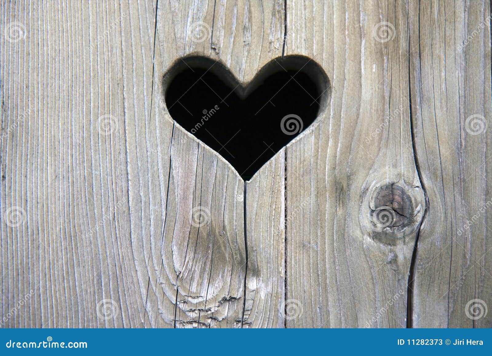 Houten deur met hart stock afbeelding. Image of gesneden - 11282373