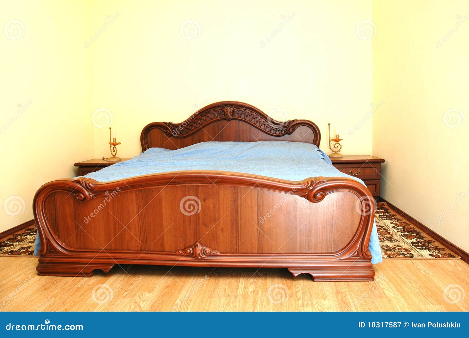 Houten Groot Bed in Slaapkamer Stock Afbeelding - Image of kleur ...