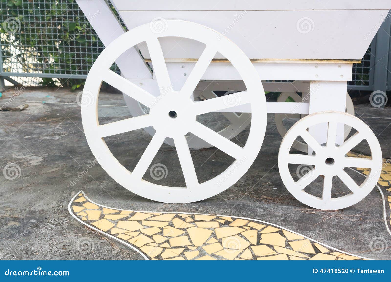 Houten kar met wiel stock foto. Image of kleur, tuinieren - 47418520