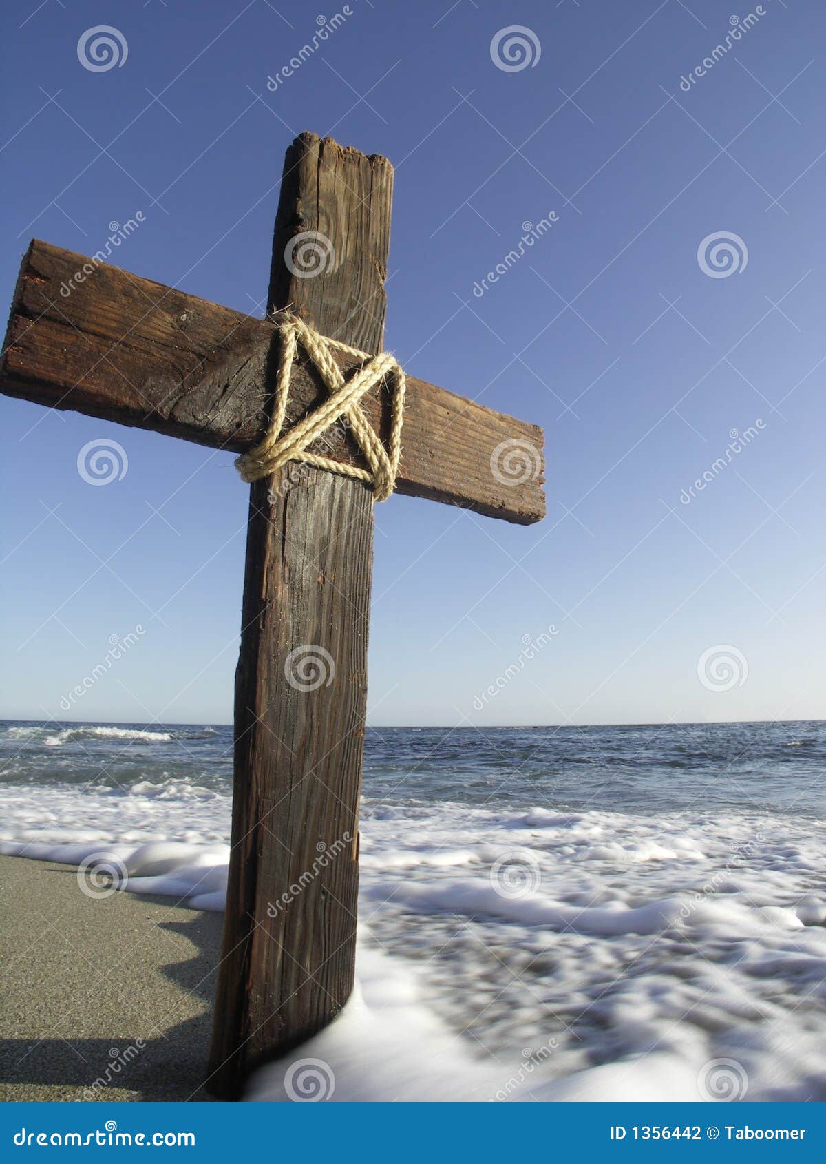 Houten Kruis stock foto. Image of katholicisme, hout, toneel - 1356442