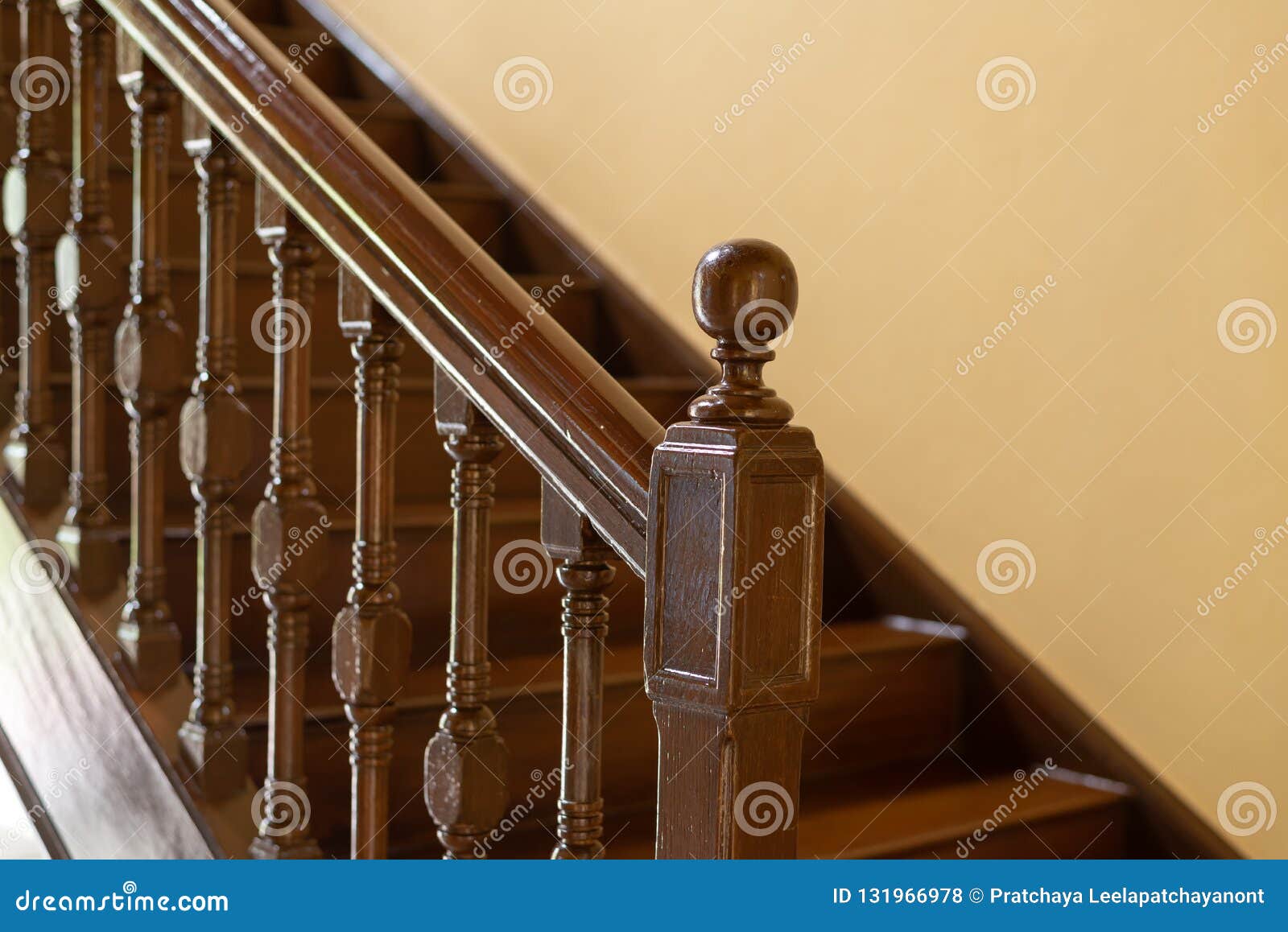 Houten Leuning En Trap, Balusters Vaas Toe Stock Foto - Image of bouw ...
