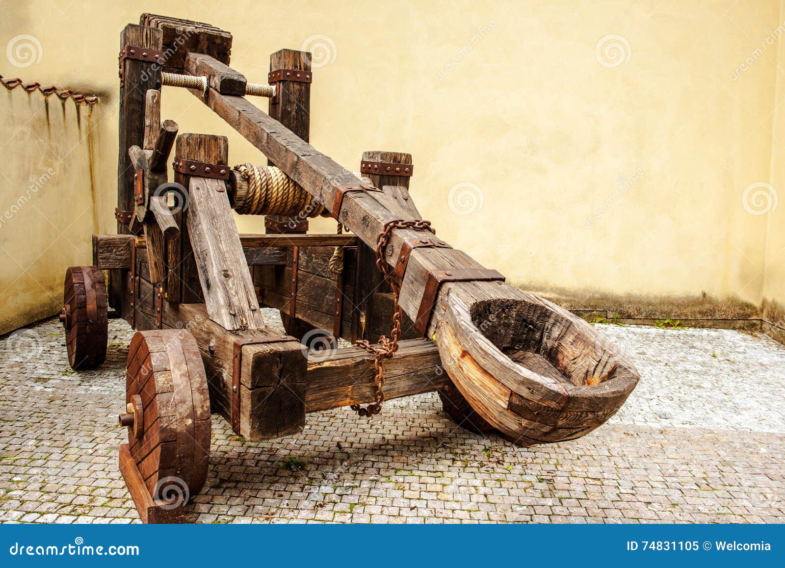 Houten Middeleeuwse Katapult Stock Afbeelding - Image of houten, oorlog ...