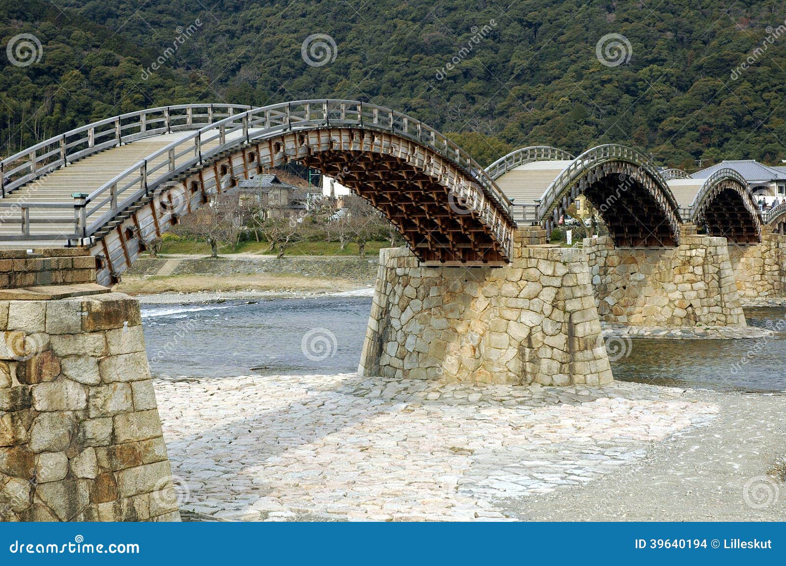 Houten multi-boogbrug stock foto. Image of bakstenen - 39640194