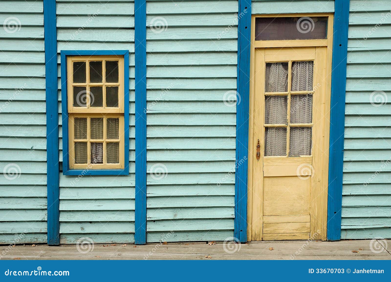 Houten Muur Met Venster En Deur Stock Afbeelding - Image of dorp ...