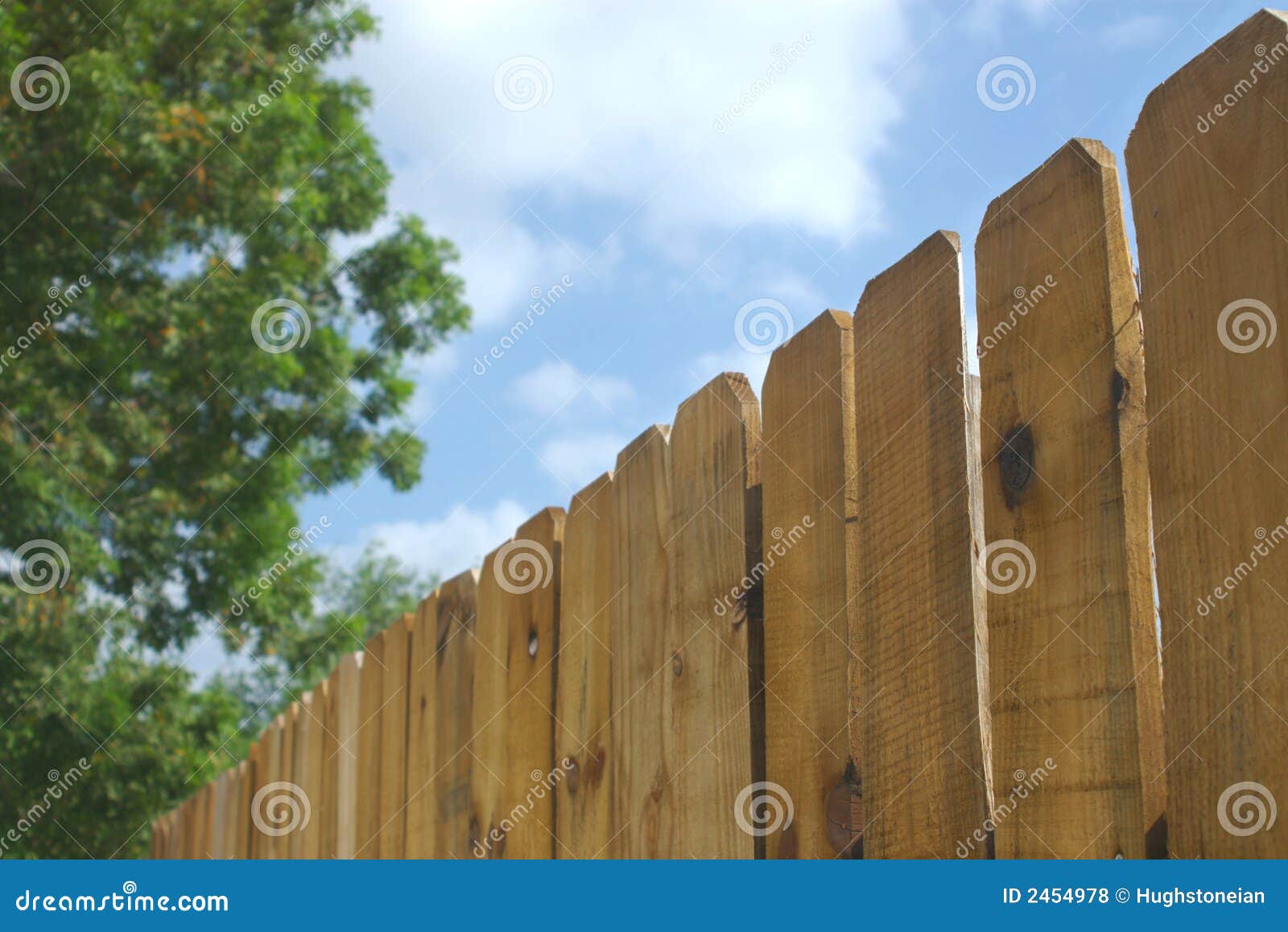 Houten omheining en hemel stock foto. Image of bescherming - 2454978