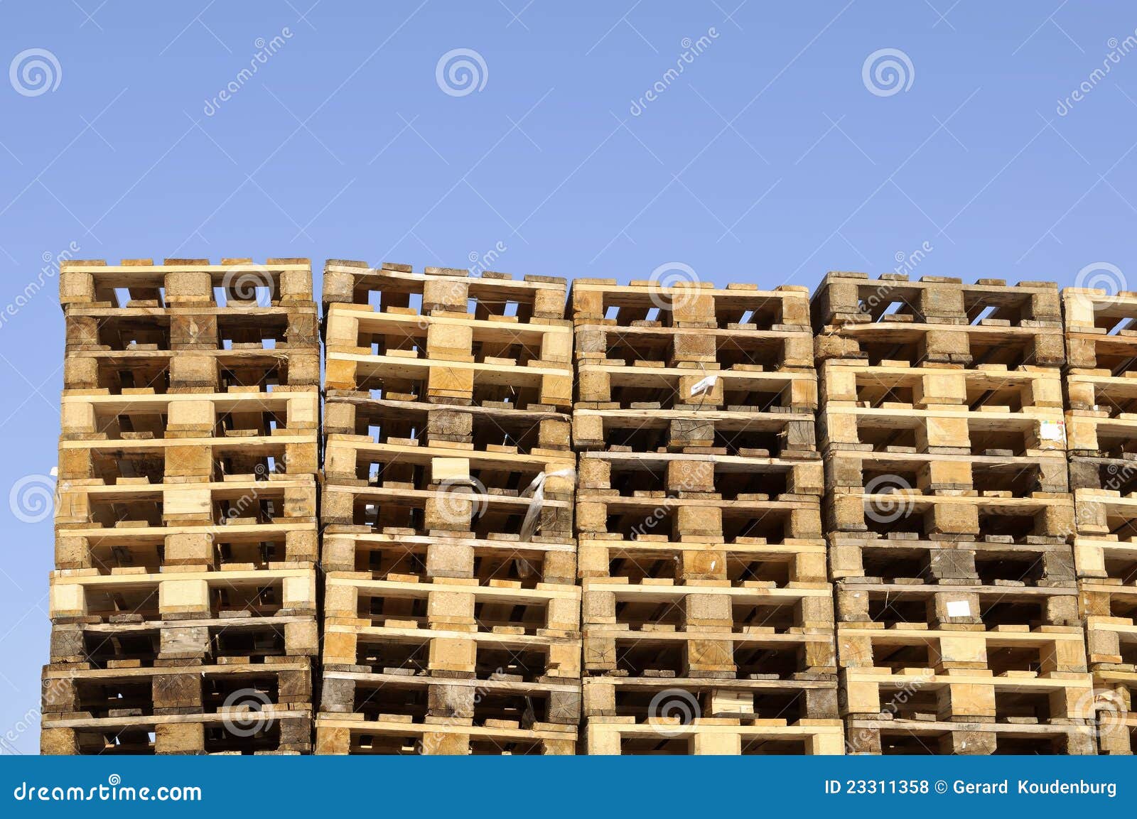 Houten pallets stock foto. Image of korrel, levering - 23311358