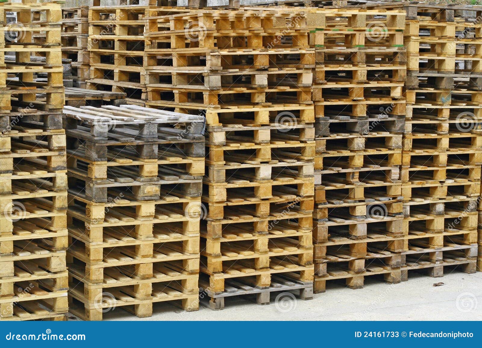 Houten Pallets Voor De Opslag Van De Goederen Stock Afbeelding - Image ...