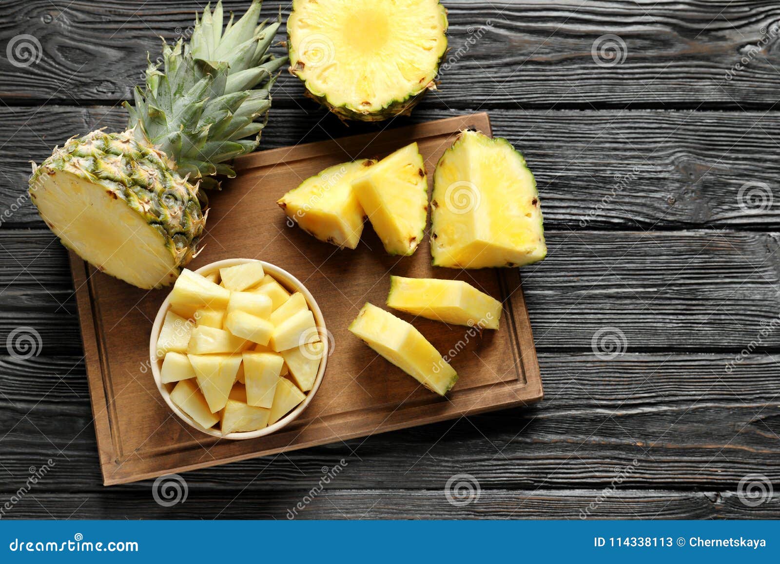 Houten Raad Met Verse Gesneden Ananas Stock Afbeelding - Image of ...