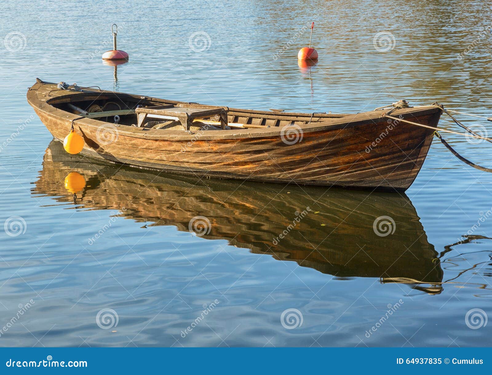 Houten Roeiboot in Een Meer Stock Afbeelding - Image of vastgelegd ...