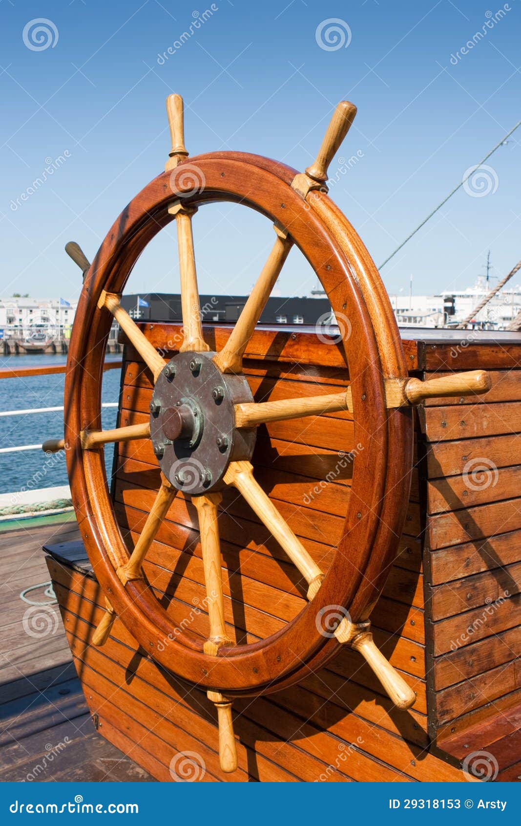 Houten roer stock afbeelding. Image of zeilen, apparatuur - 29318153