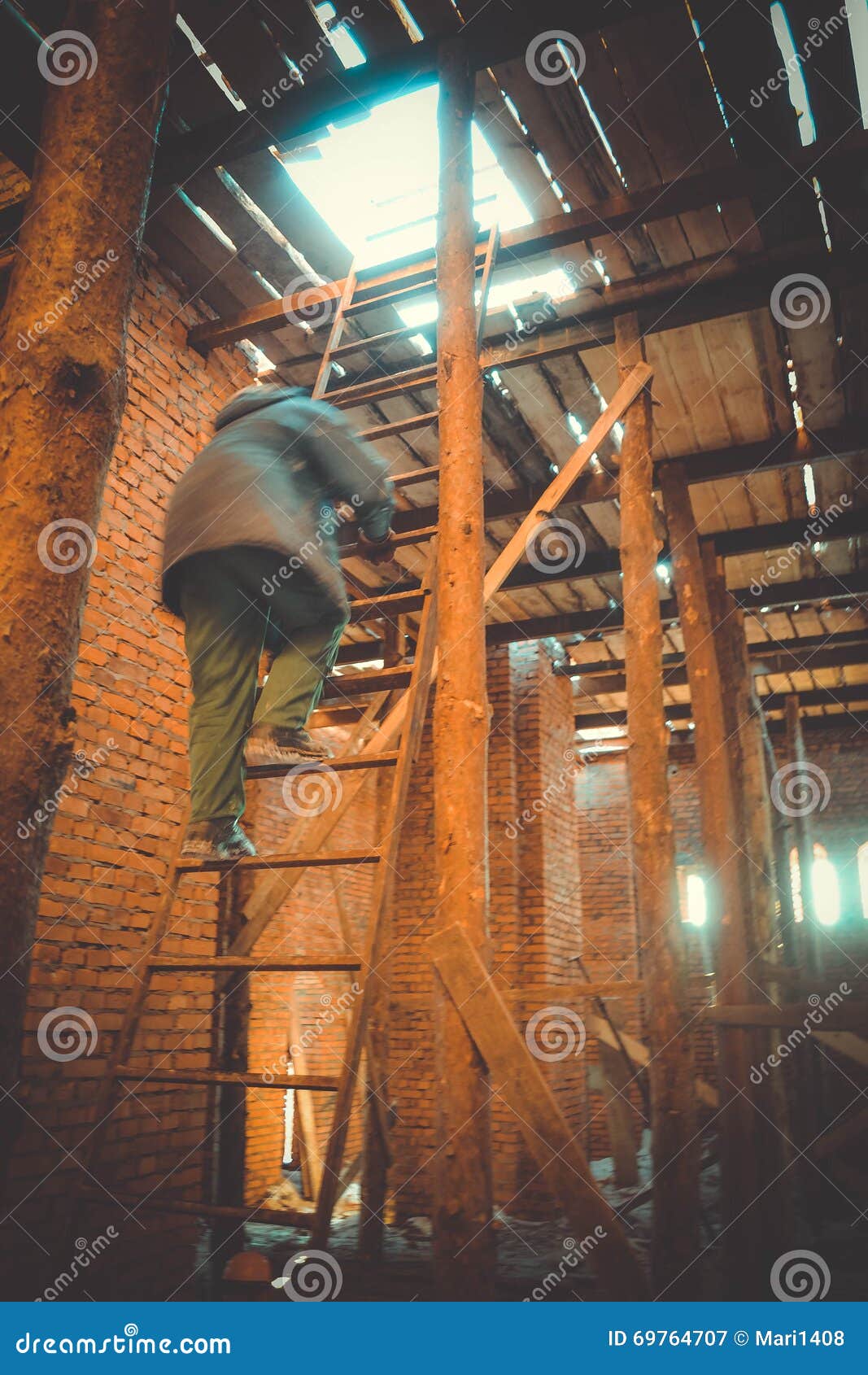 Houten Steunen Bij De Bouwwerf Stock Afbeelding - Image of steun, plank ...