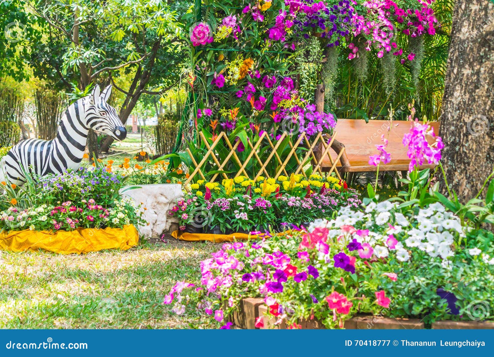 Houten Stoel in De Bloementuin Stock Afbeelding - Image of stoel ...