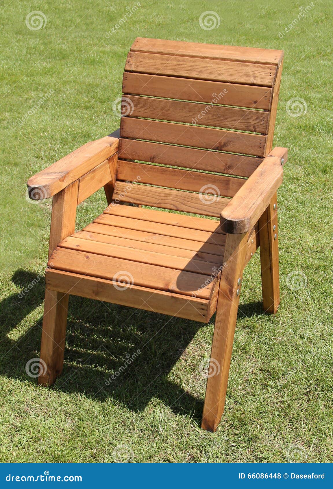 Houten tuinstoel stock foto. Image of timmerman, ambacht - 66086448