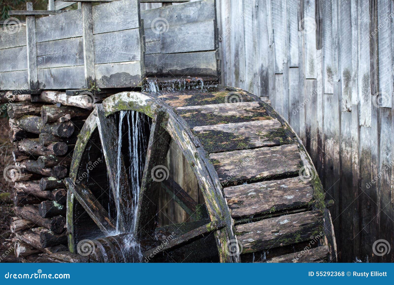 Houten waterwiel stock foto. Image of molen, bergen, groot - 55292368
