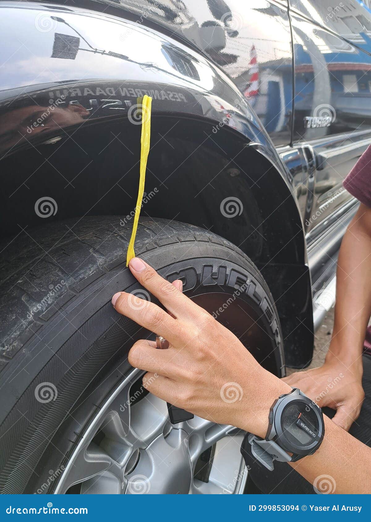 How To Manually Measure the Height of a Car Tire Editorial Stock Image ...