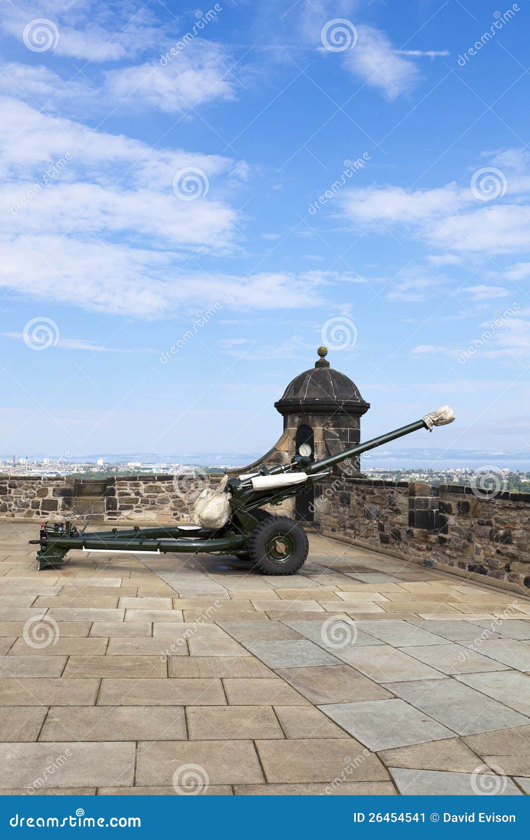 Howitzer artillery gun stock image. Image of building - 26454541