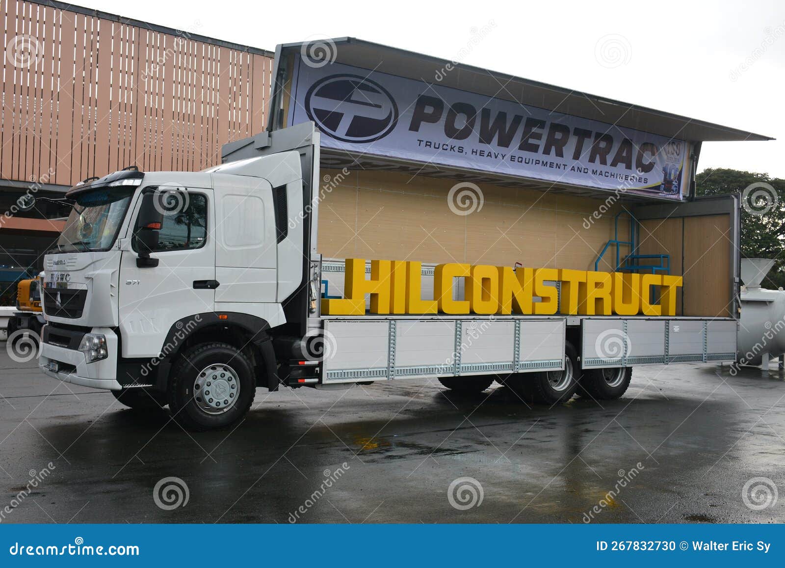 Howo Wing Van at Philconstruct in Pasay, Philippines Editorial Image ...