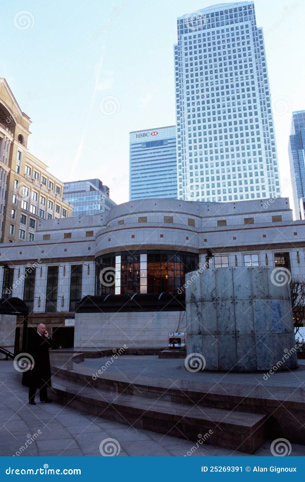 HSBC Tower & Canary Wharf Tower. Editorial Photo - Image of europe ...