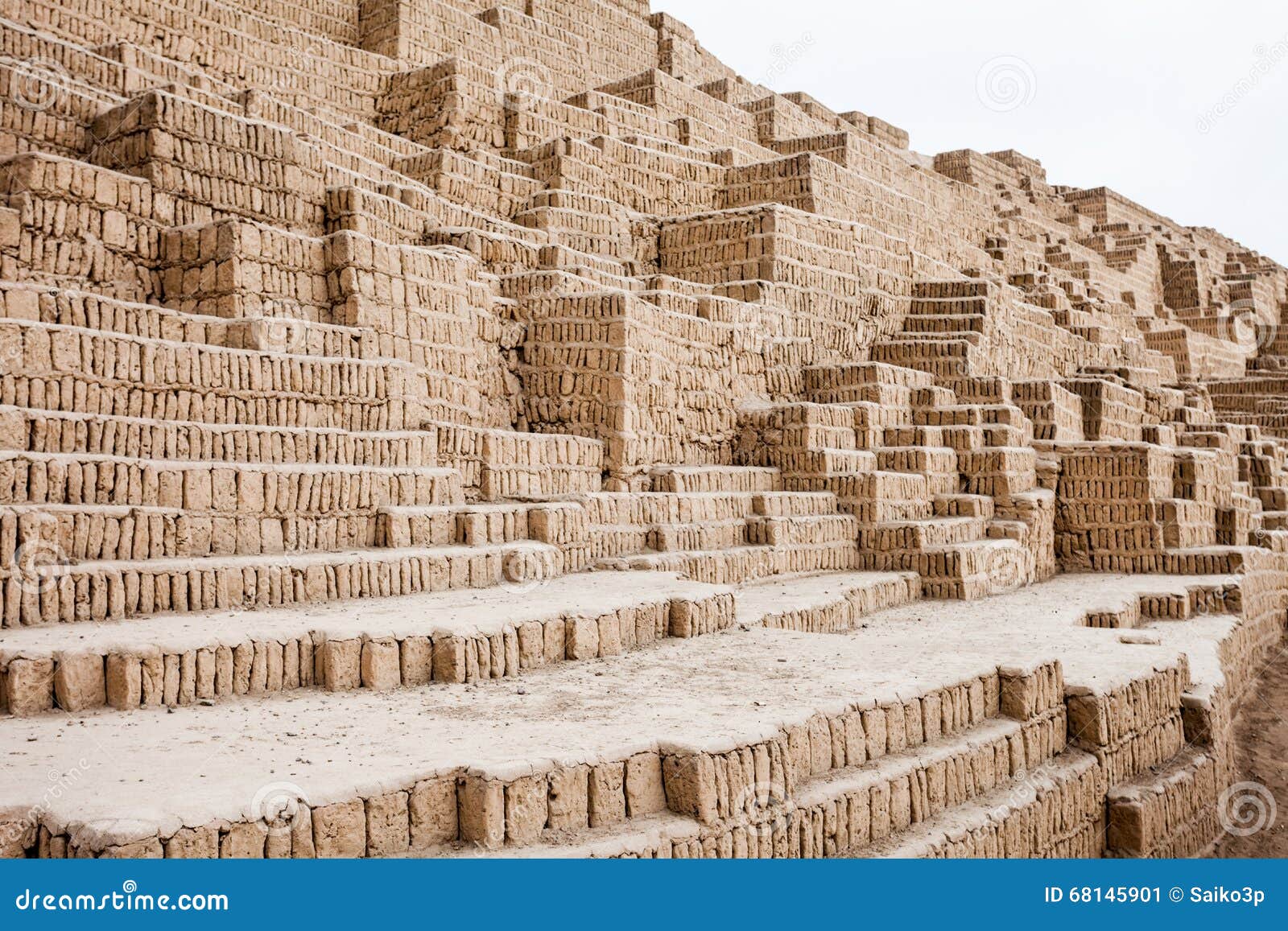 Huaca Pucllana, Lima imagen de archivo. Imagen de sitio - 68145901