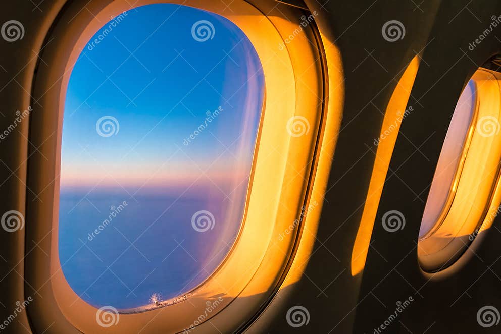 Hublots d'avion image stock. Image du horizon, fuselage - 149069301