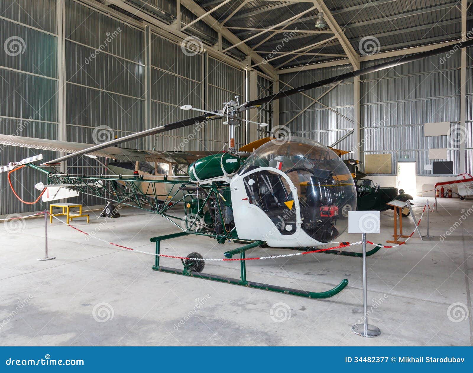 Hubschrauber Bell 47 Im Hangar Stockbild - Bild von zerhacker, getreide ...