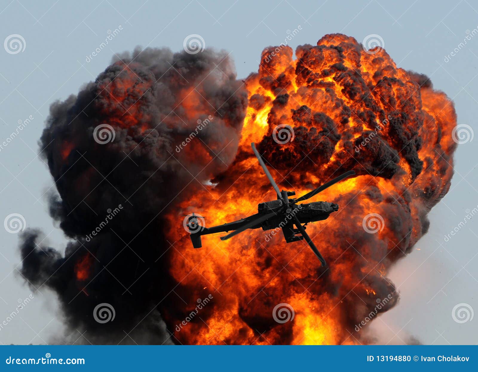 Hubschrauber Und Riesige Explosion Stockfoto - Bild von explosiv ...