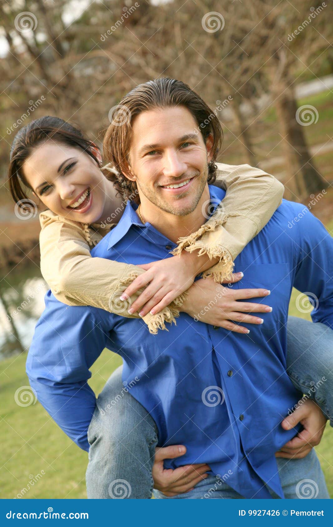 Huckepack tragen stockfoto. Bild von mann, erwachsener - 9927426