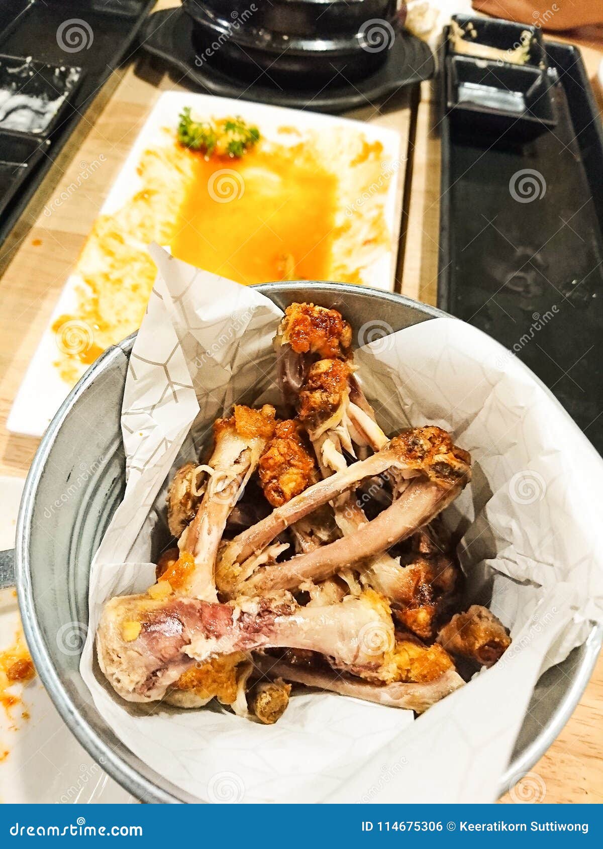 Huesos Del Pollo En Un Cubo Foto de archivo - Imagen de pollo, coma ...