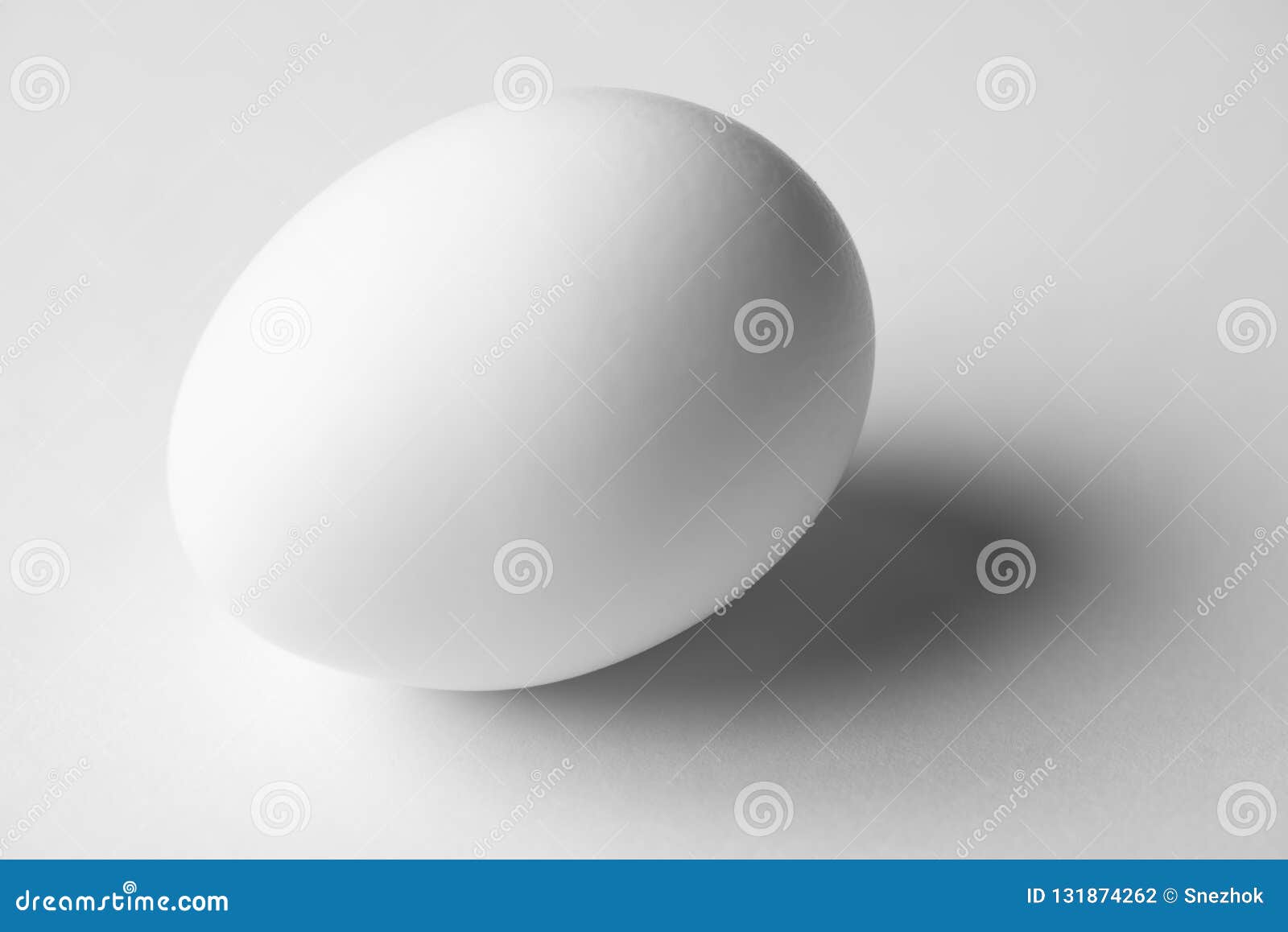 Huevo blanco foto de archivo. Imagen de alimento, duro - 131874262