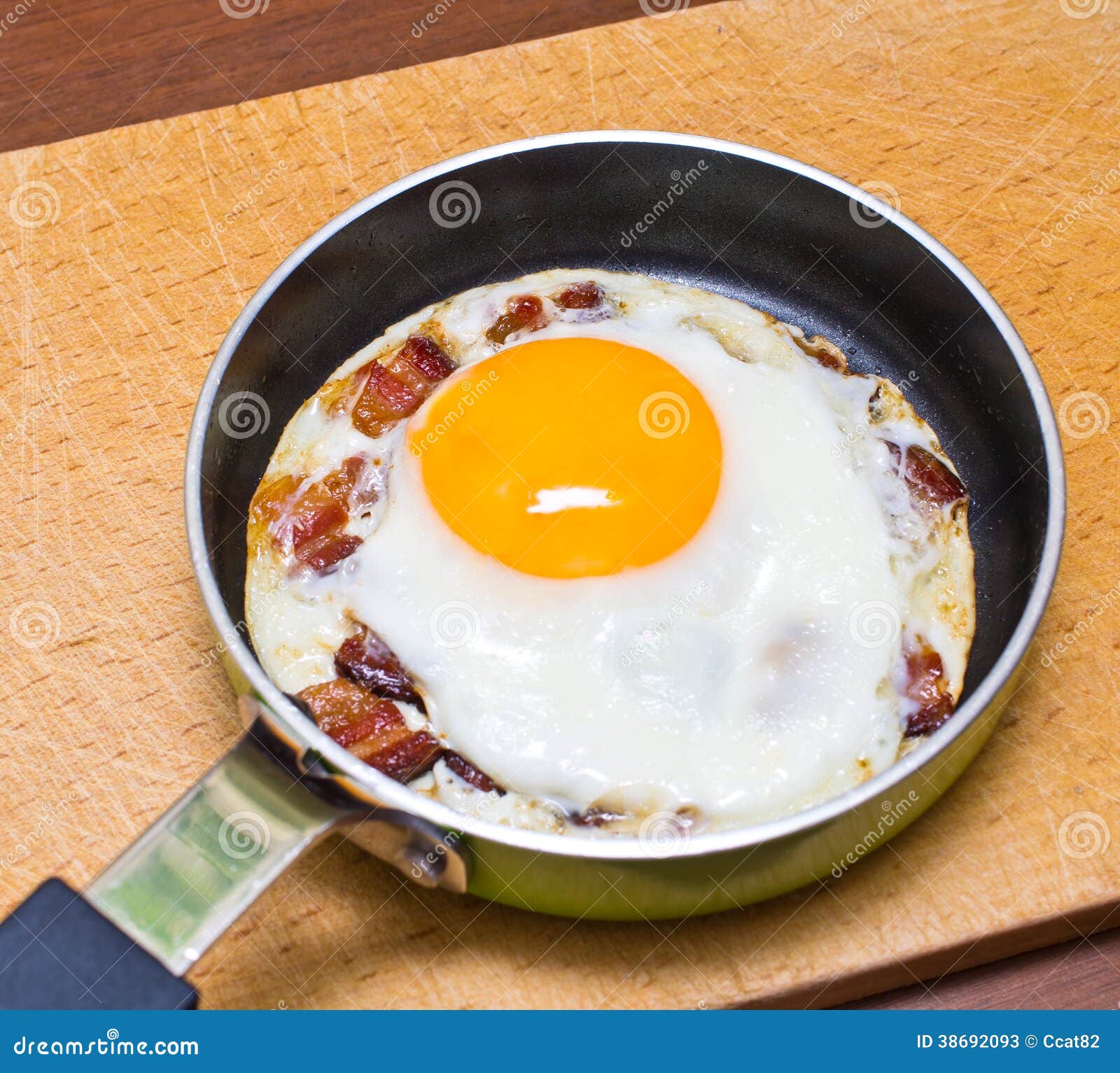 Huevo con tocino imagen de archivo. Imagen de fresco - 38692093