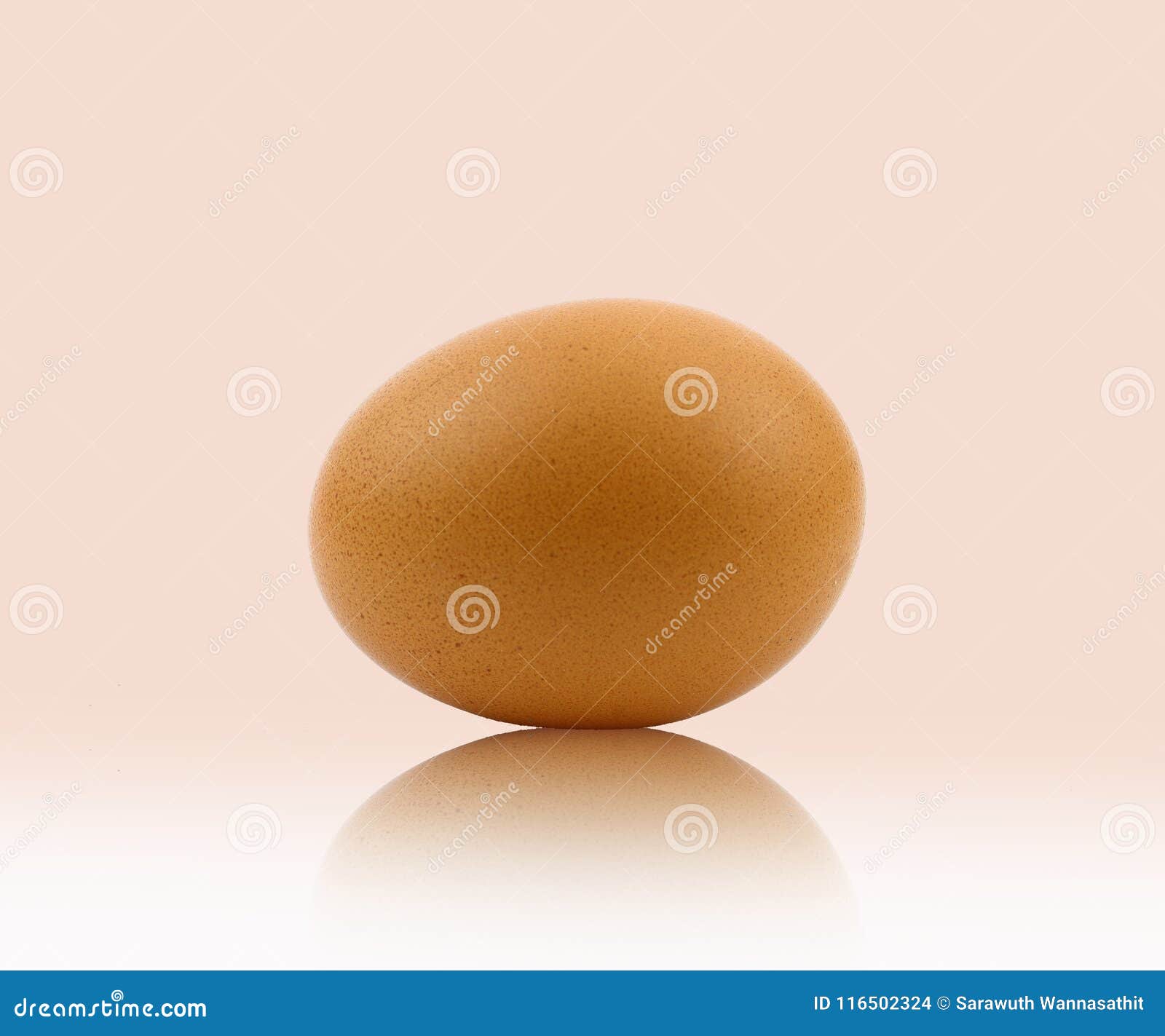 Huevo En Fondo Blanco Aislado Foto de archivo - Imagen de vida, cocina ...