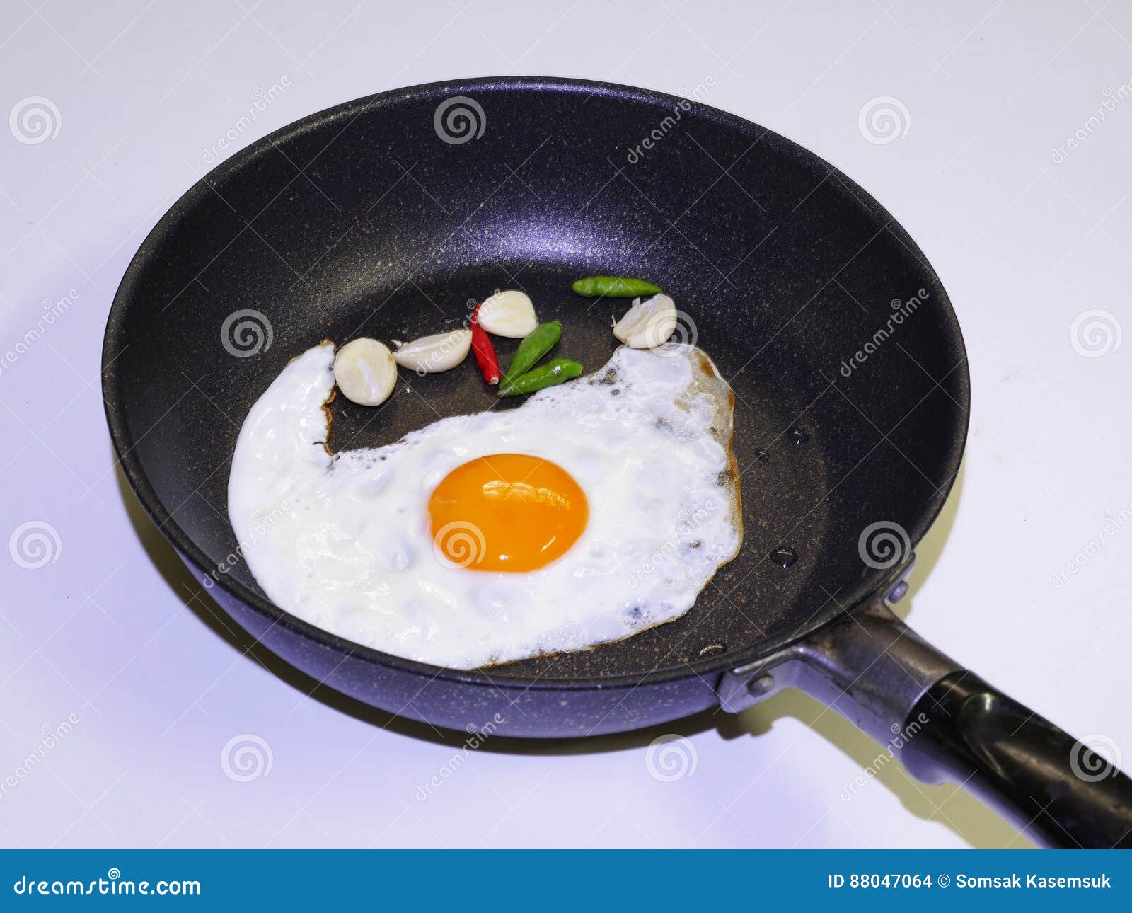 Huevo en un fondo blanco foto de archivo. Imagen de travieso - 88047064