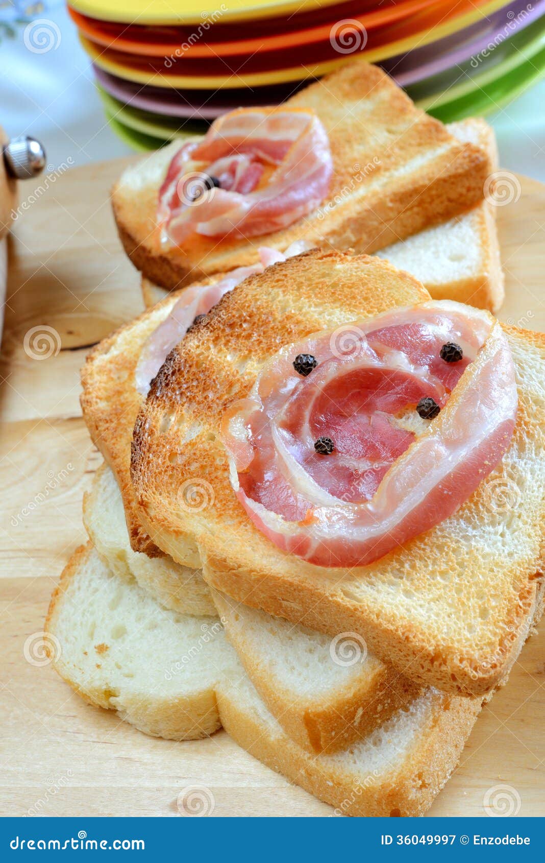 Huevo encendido con tocino imagen de archivo. Imagen de aceituna - 36049997