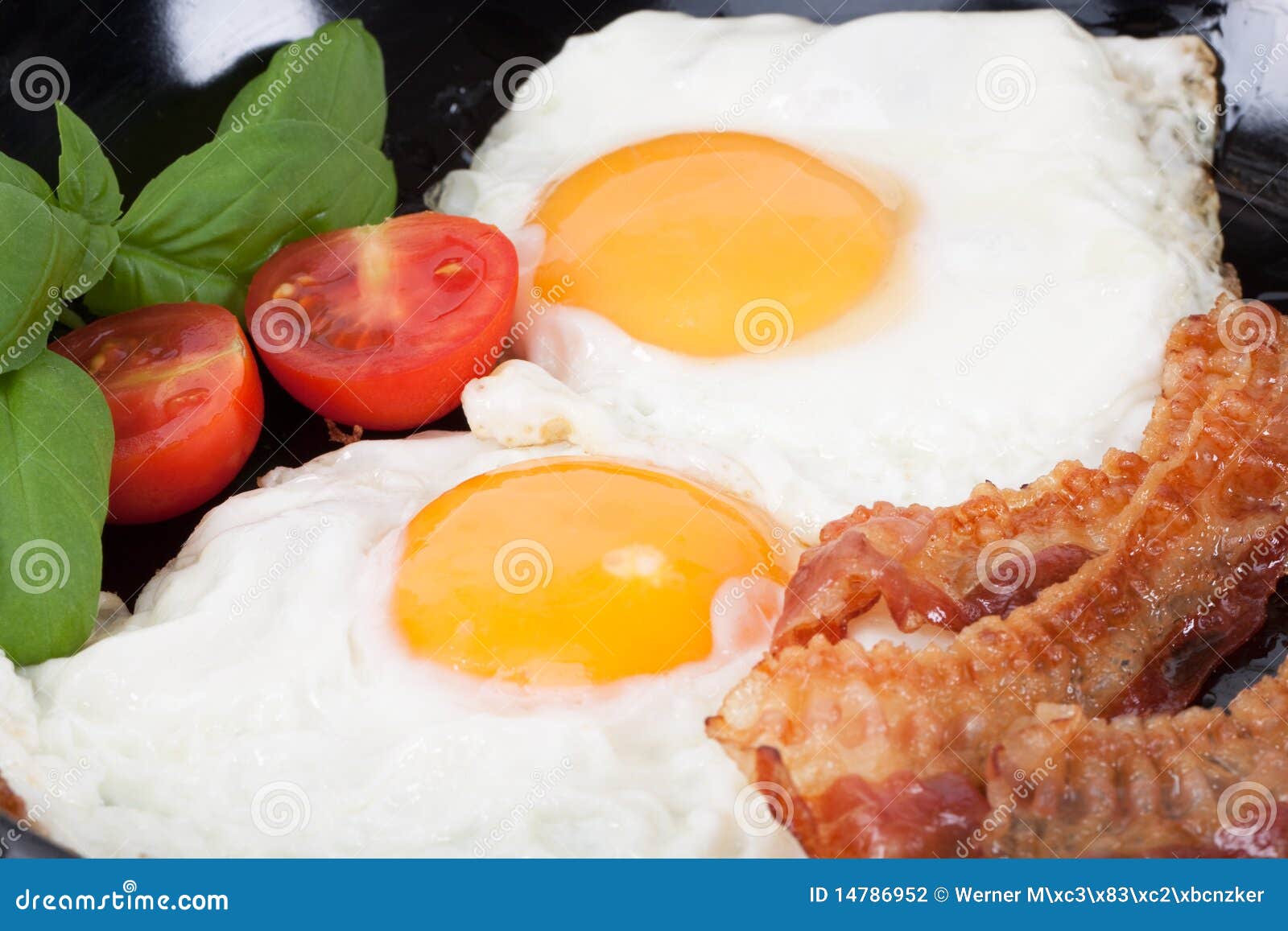 Huevo frito con tocino foto de archivo. Imagen de tomate - 14786952