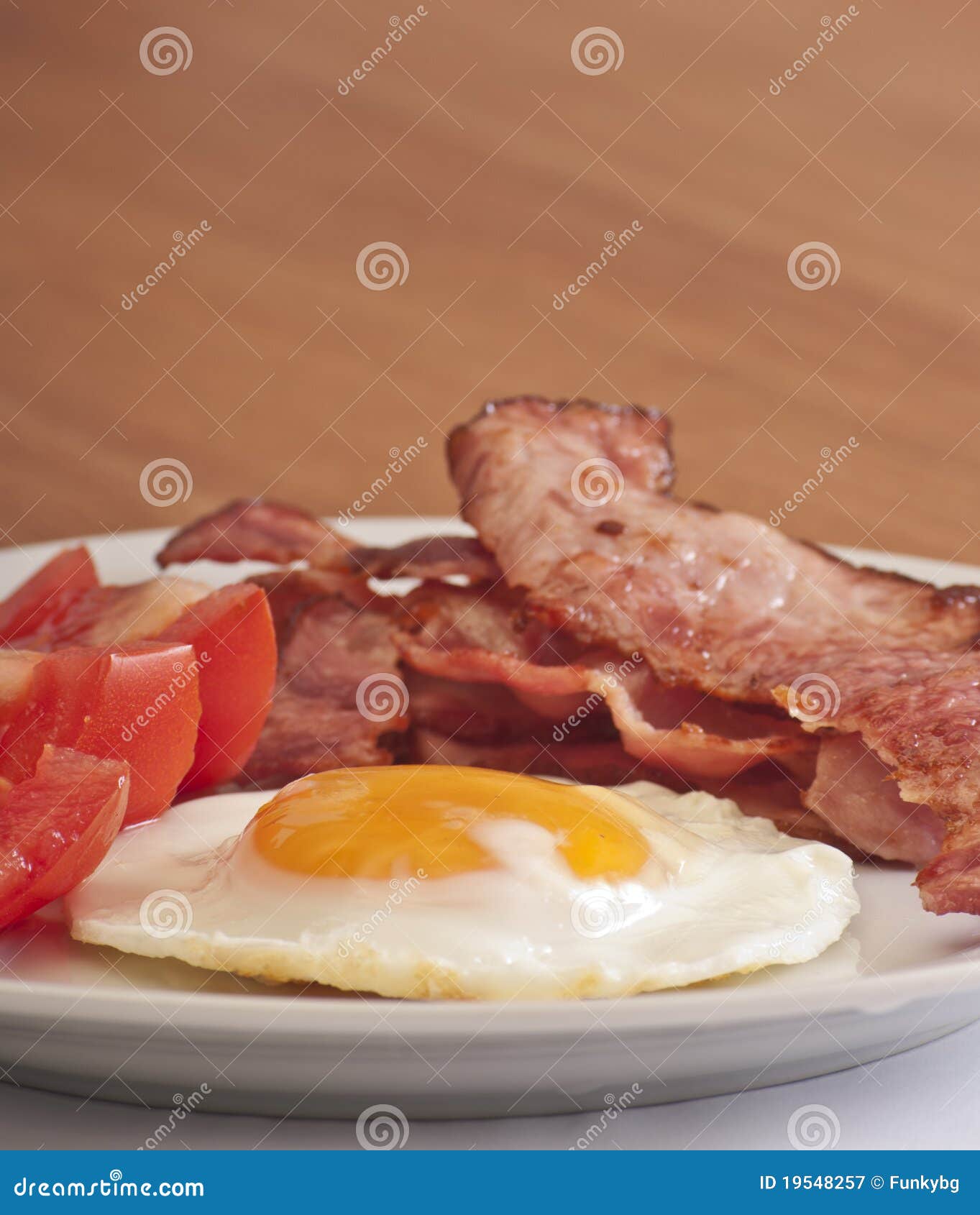 Huevo frito con tocino imagen de archivo. Imagen de cocina - 19548257