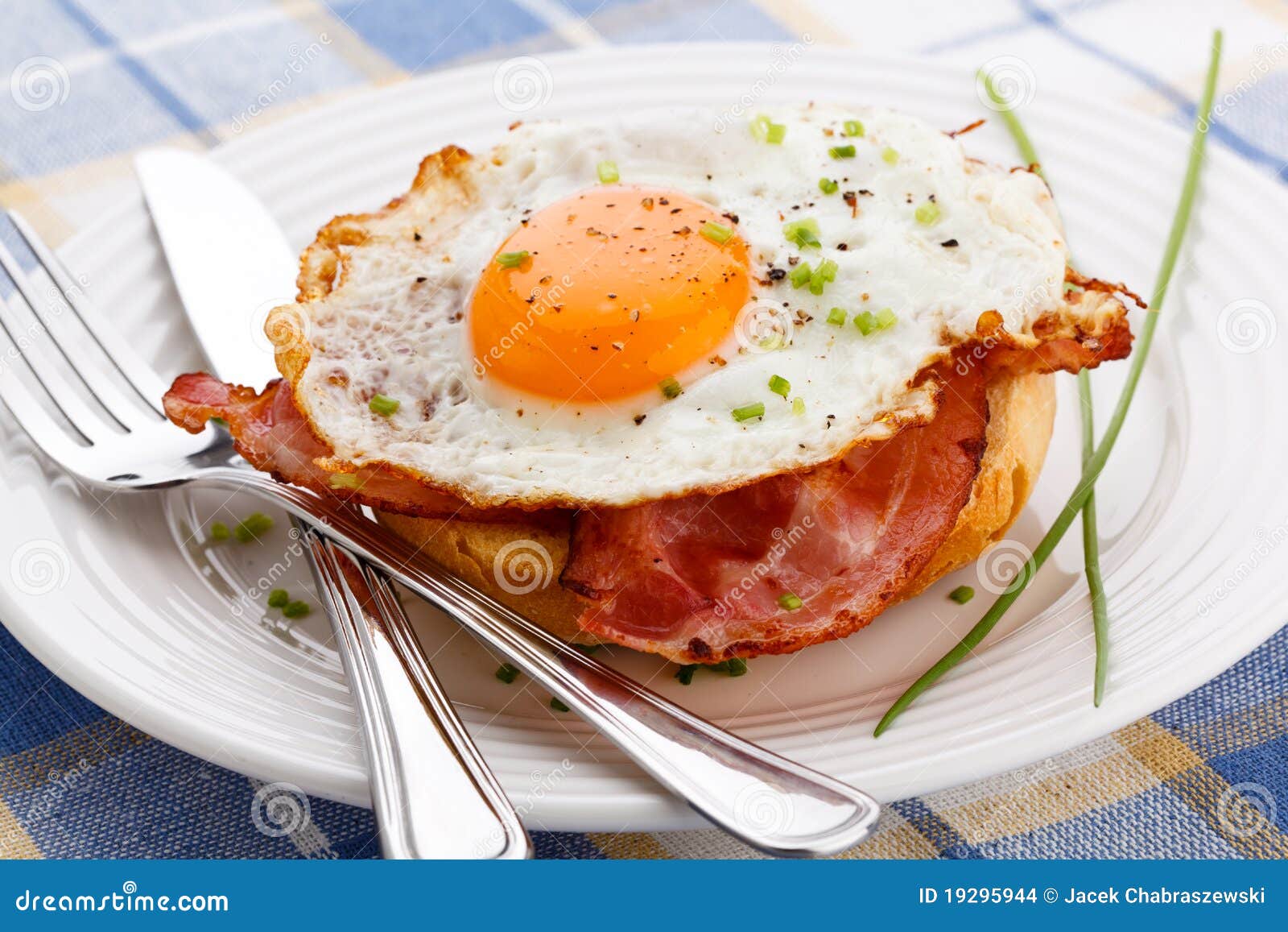 Huevo Frito Con Tocino En El Pan Foto de archivo - Imagen de asador ...