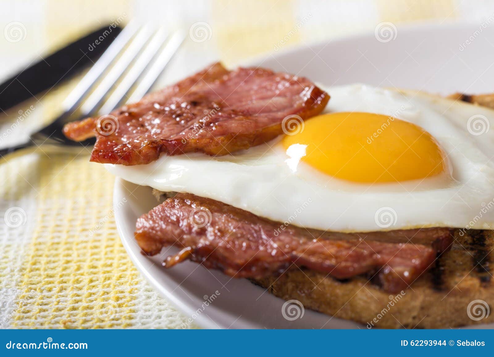 Huevo Y Tocino Con La Tostada Foto de archivo - Imagen de travieso ...