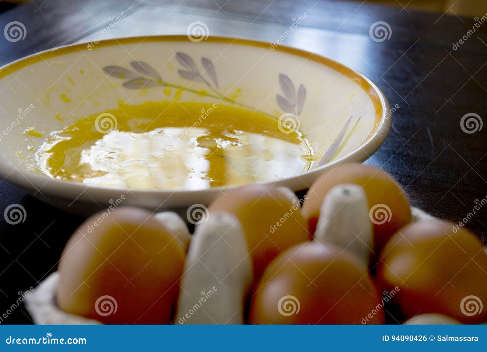 Huevos batidos en un plato foto de archivo. Imagen de batido - 94090426