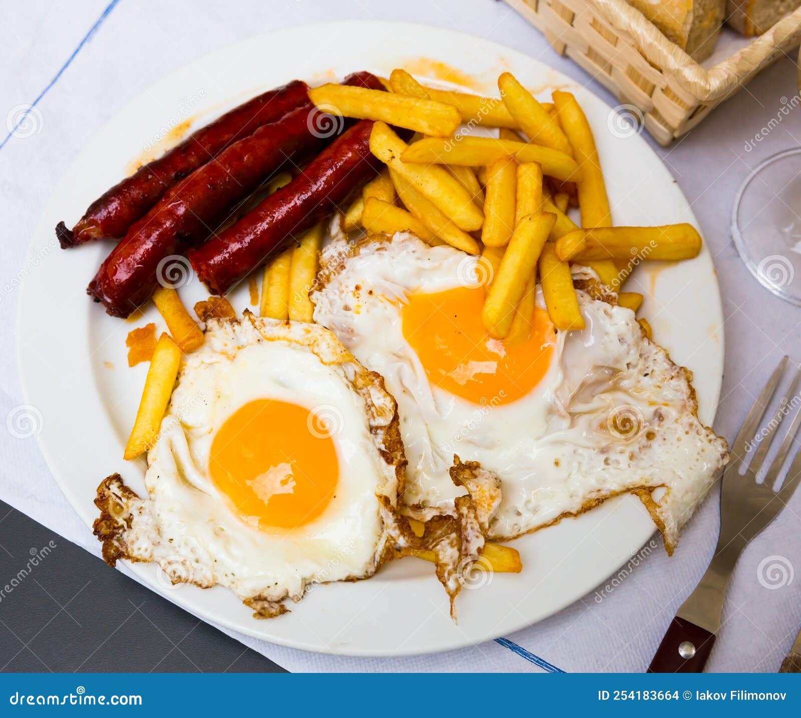 Huevos con chistorra foto de archivo. Imagen de dieta - 254183664