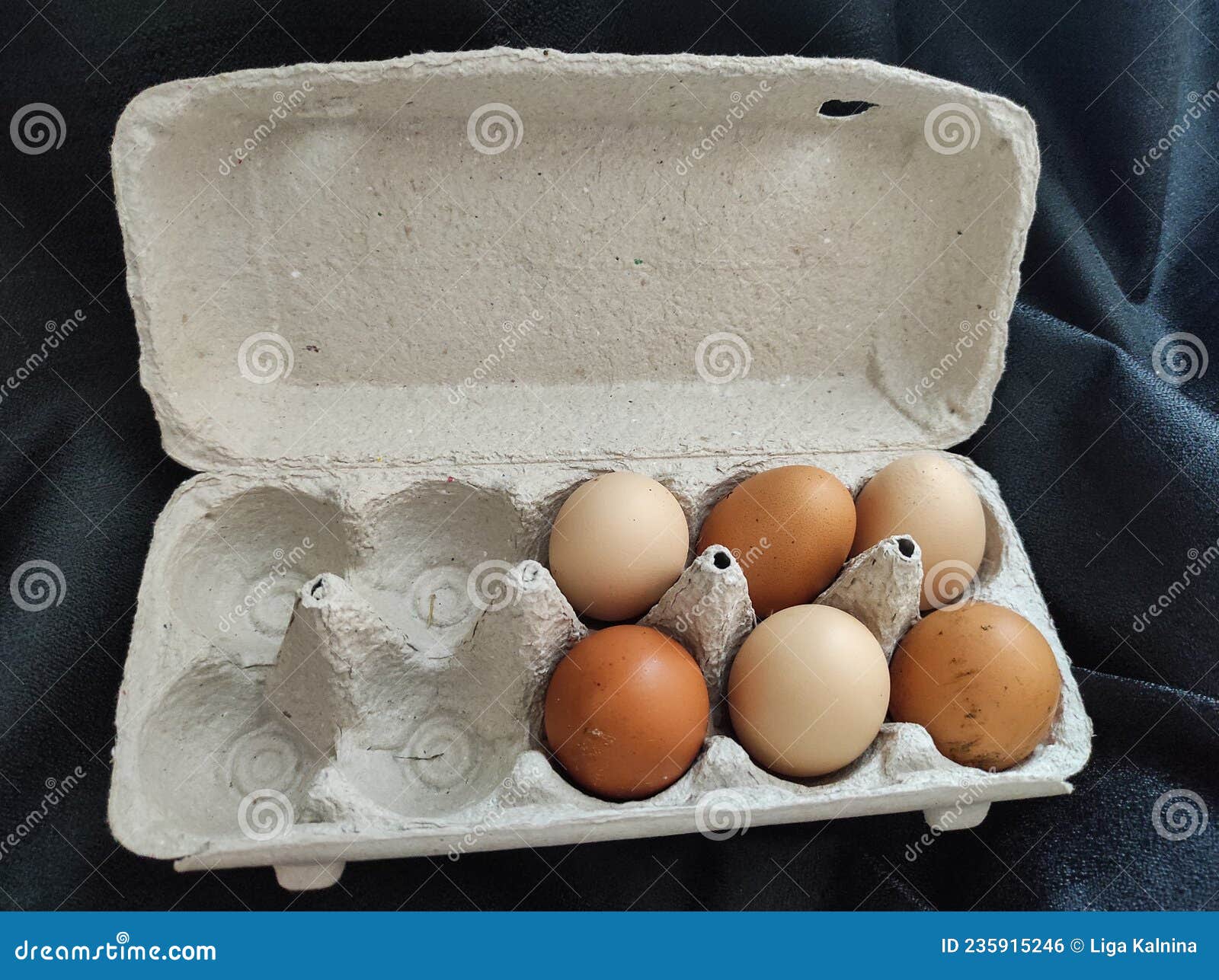 Huevos en caja foto de archivo. Imagen de plato, alimento - 235915246