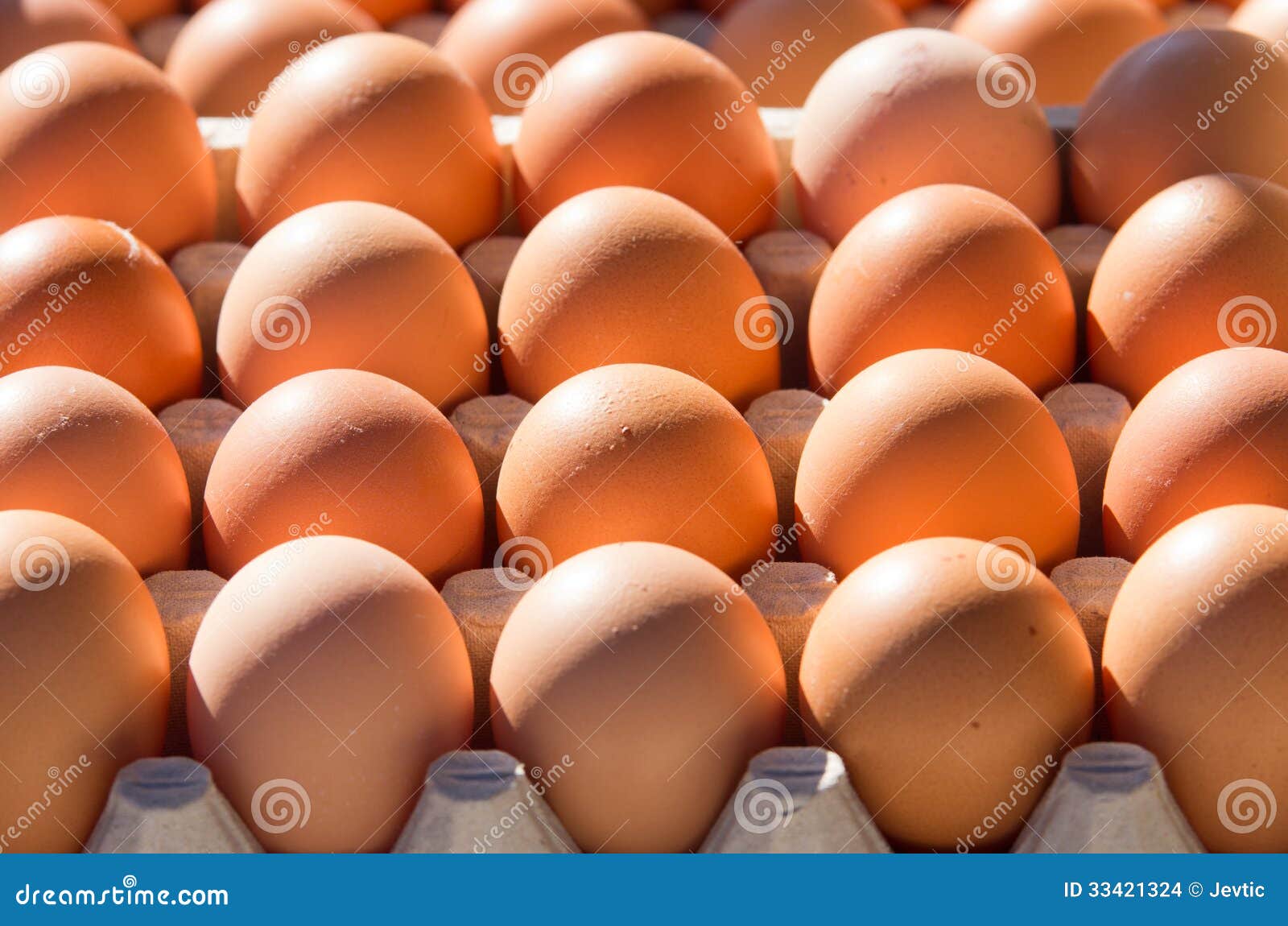 Huevos en caja foto de archivo. Imagen de huevo, cubo - 33421324