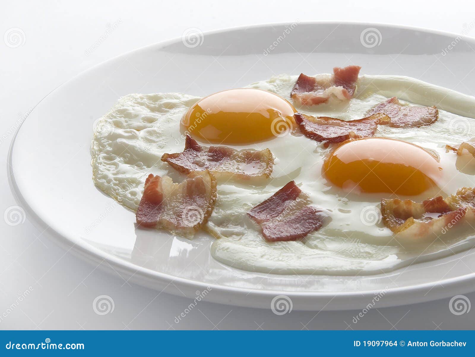 Huevos fritos con tocino foto de archivo. Imagen de coma - 19097964