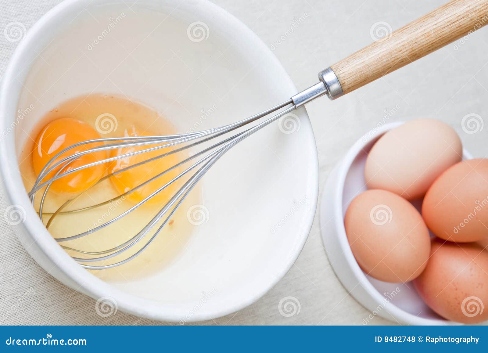 Huevos listos para batir foto de archivo. Imagen de fondo - 8482748