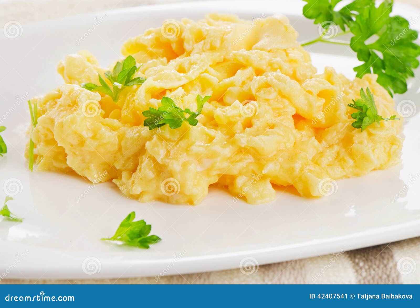 Huevos revueltos imagen de archivo. Imagen de verde, alimento - 42407541