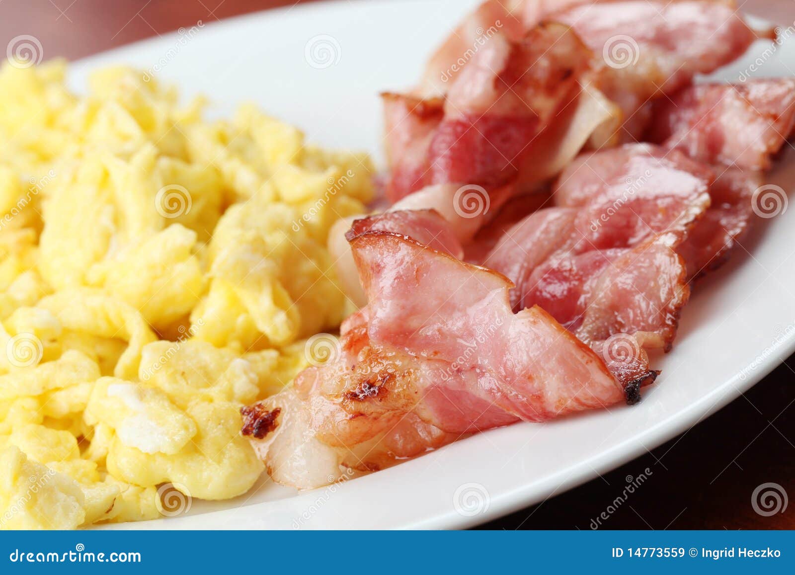 Huevos revueltos y tocino imagen de archivo. Imagen de curruscante ...