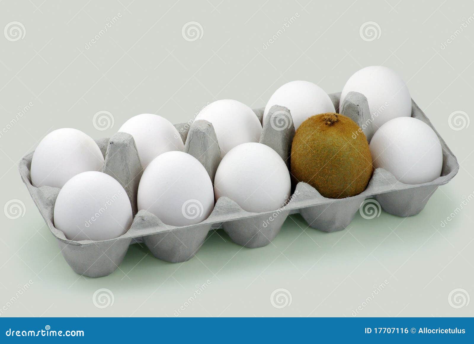 Huevos y kiwi foto de archivo. Imagen de racismo, diversidad - 17707116