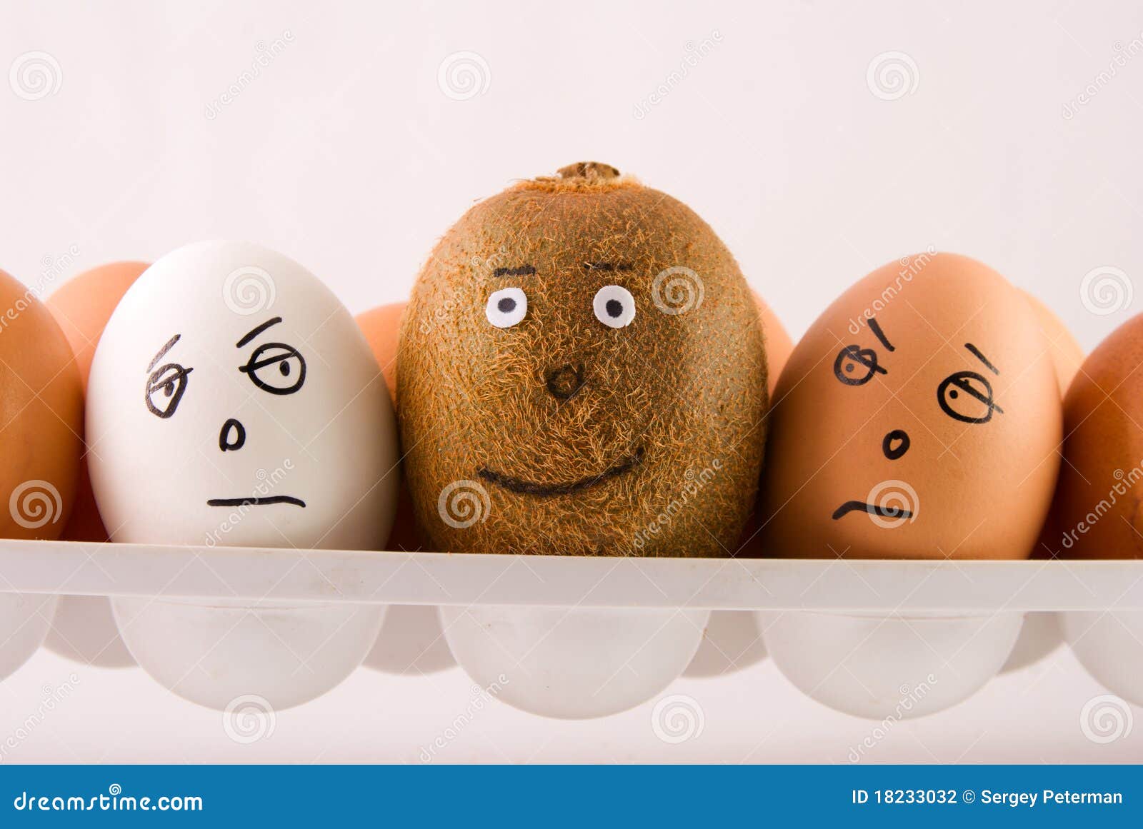 Huevos y kiwi foto de archivo. Imagen de disfraz, diferencia - 18233032