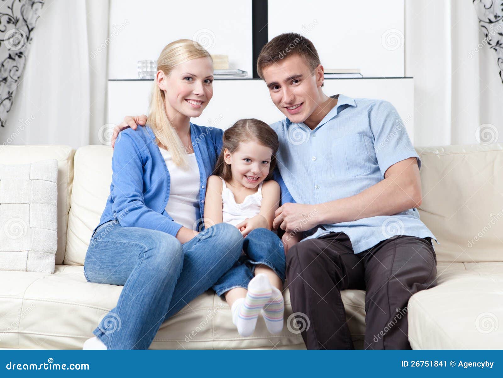 Hug Feliz Da Família No Sofá Imagem de Stock - Imagem de adulto, filha ...