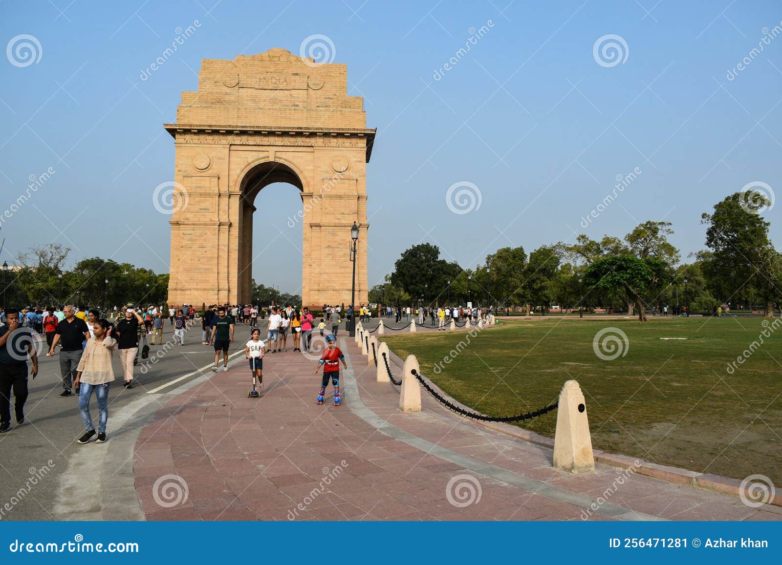 Huge Crowd of Tourists in India Gate Complex Opened after Redevelopment ...